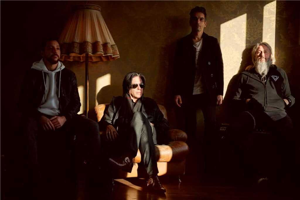 Troy Van Leeuwen (QOTSA) + Tony Hajjar (ATDI): "Gone Is Gone no tiene ...