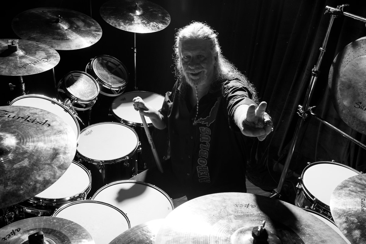 Rolando Castello Jr celebra a Aeroblus - Rock.com.ar